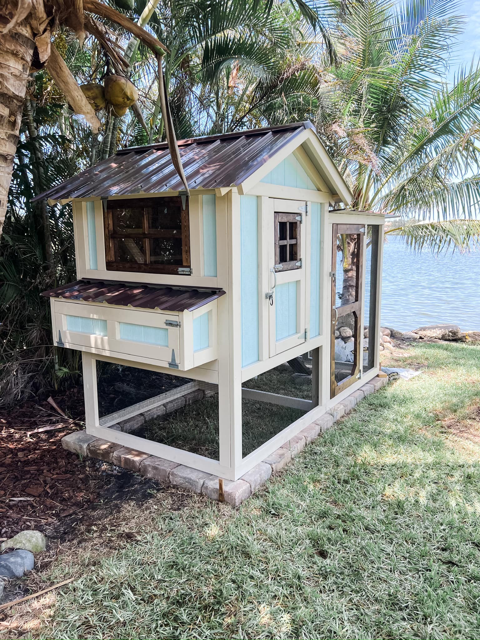 The Duuuval Coop with Slanted Roof over Run – Southern Pines Custom Coops